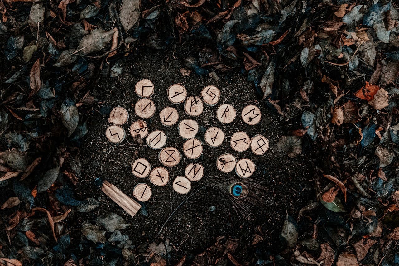 Rune – Drevni simboli za divinaciju, zaštitu i unutarnje vođstvo ...